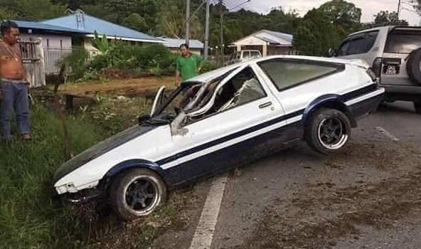 Toyota AE86 Crashes in Ditch Somewhere in Malaysia!