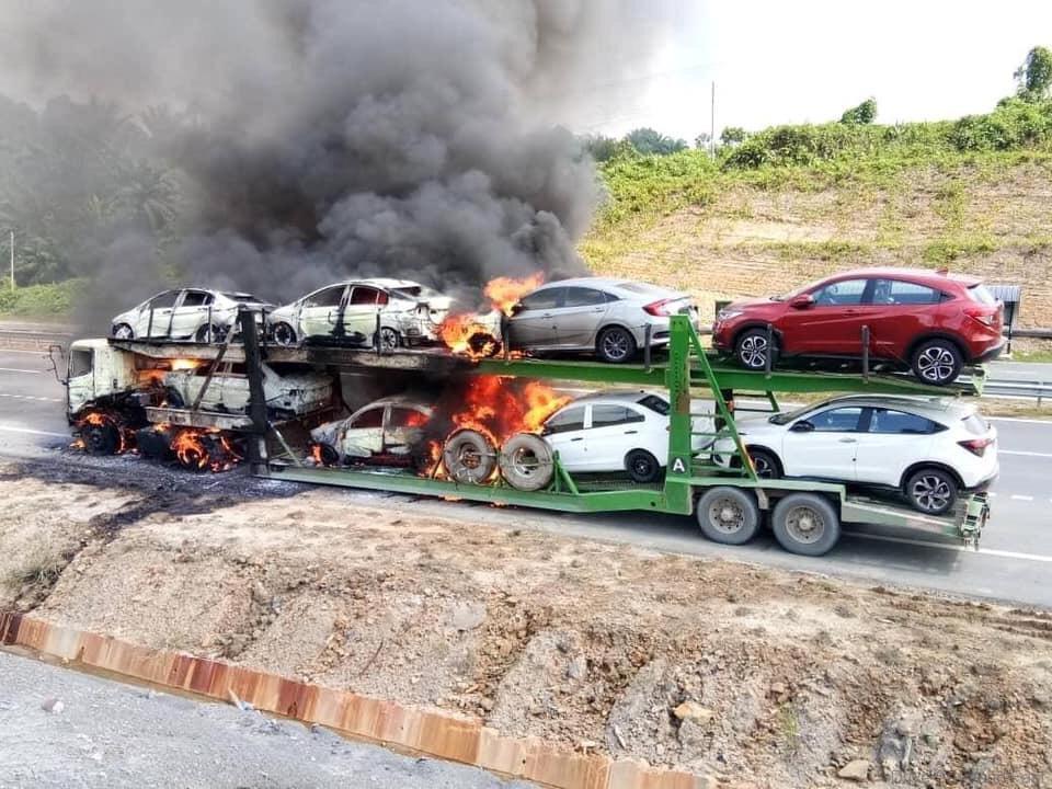 8 New Cars Burnt After Trailer Caught Fire in Miri