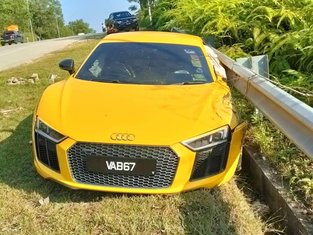 Audi R8 Loses Wheel After Crashing Into Guardrail