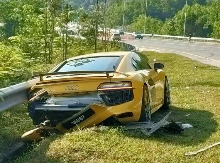 Audi R8 Loses Wheel After Crashing Into Guardrail