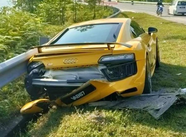 Audi R8 Loses Wheel After Crashing Into Guardrail