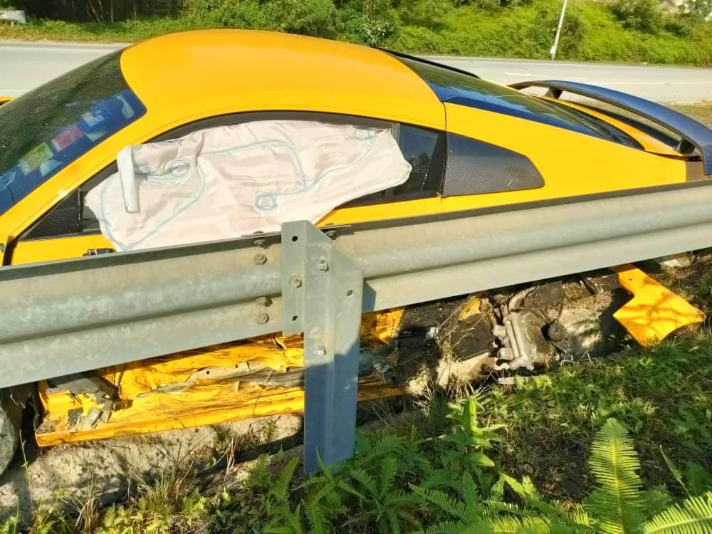 Audi R8 Loses Wheel After Crashing Into Guardrail