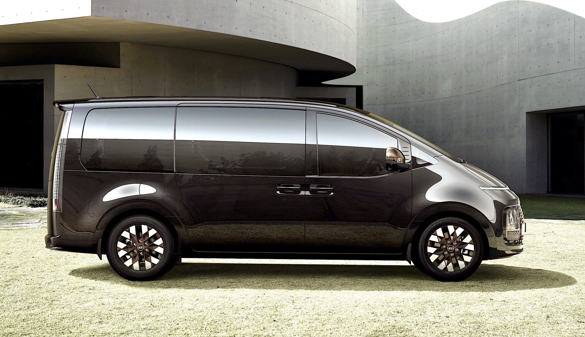 Hyundai Launches The STARIA Luxury MPV To Challenge Alphard