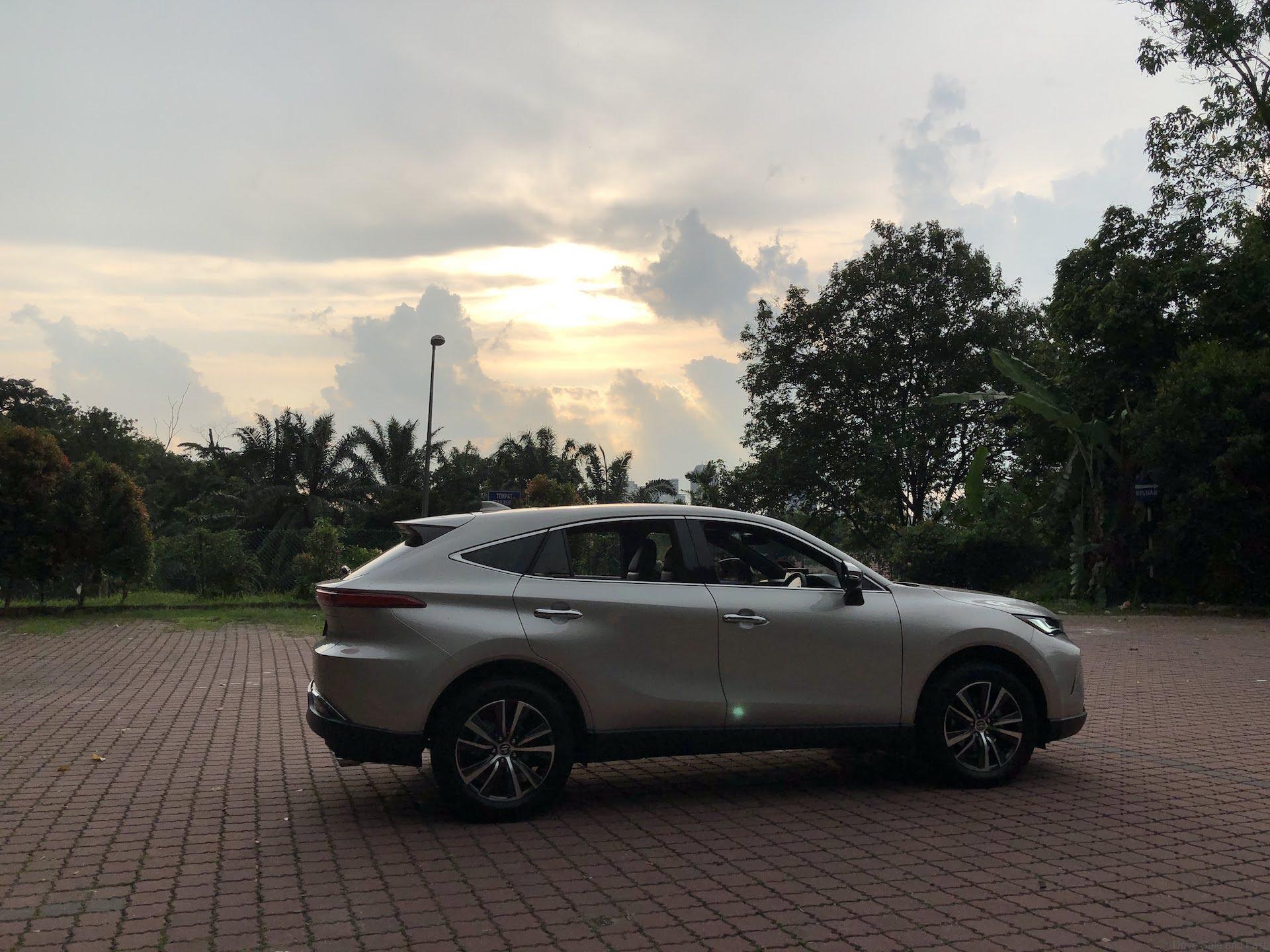 Toyota Harrier 2.0L Luxury SUV Drive Impressions