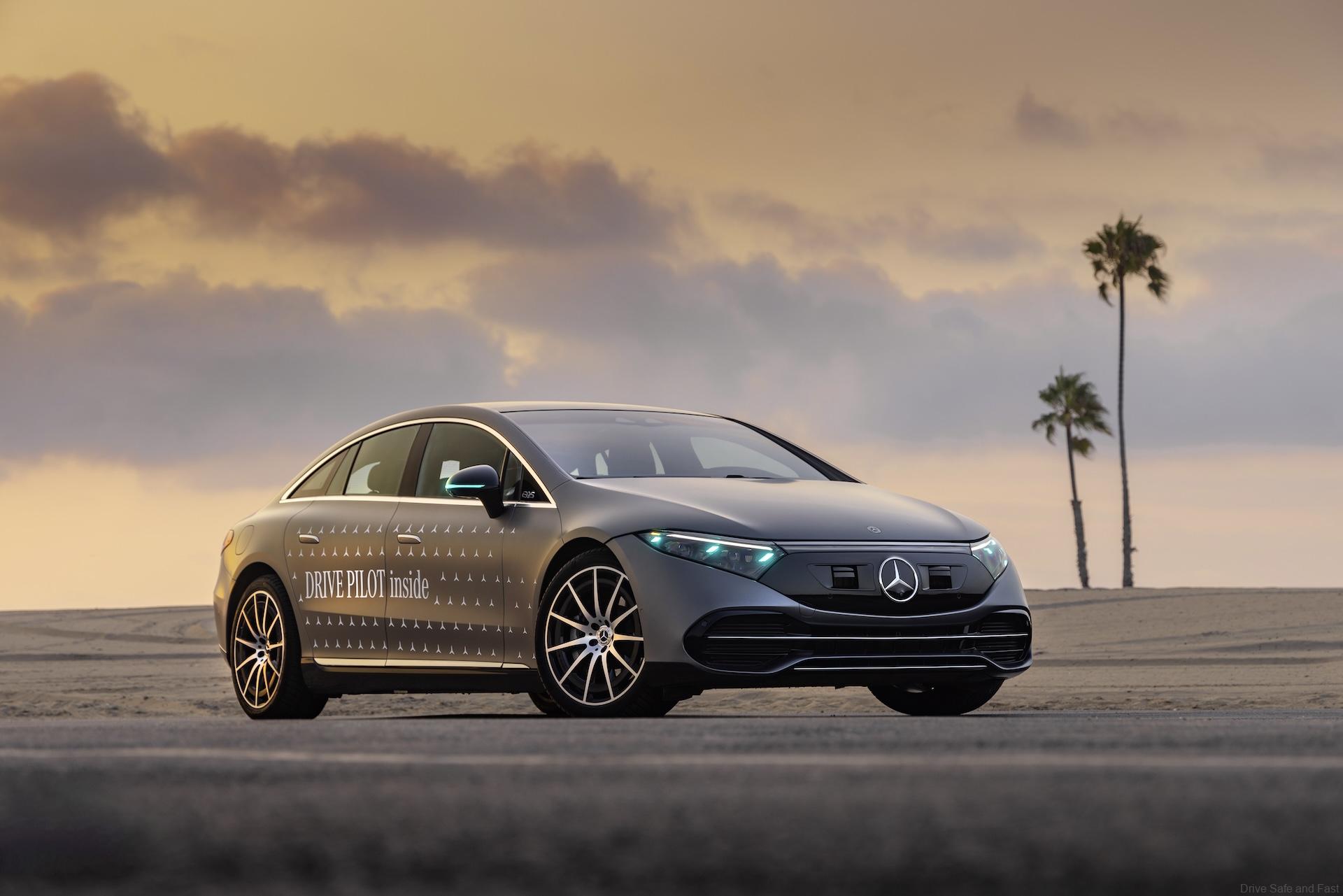 Mercedes-Benz 1st To Use Turquoise Lighting For Self-Driving