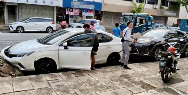 Toyota Alphard Drivers Crashes Into Parked Cars And Runs